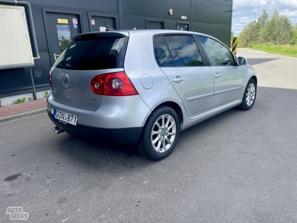 Pelēks Volkswagen Golf 2008 Viļņa, ar dzinēja tilpumu 1.90 L un nobraukumu 321 tūkst. km par 2400 €, foto 3 vietnē AUTOMOTO.COM.LV
