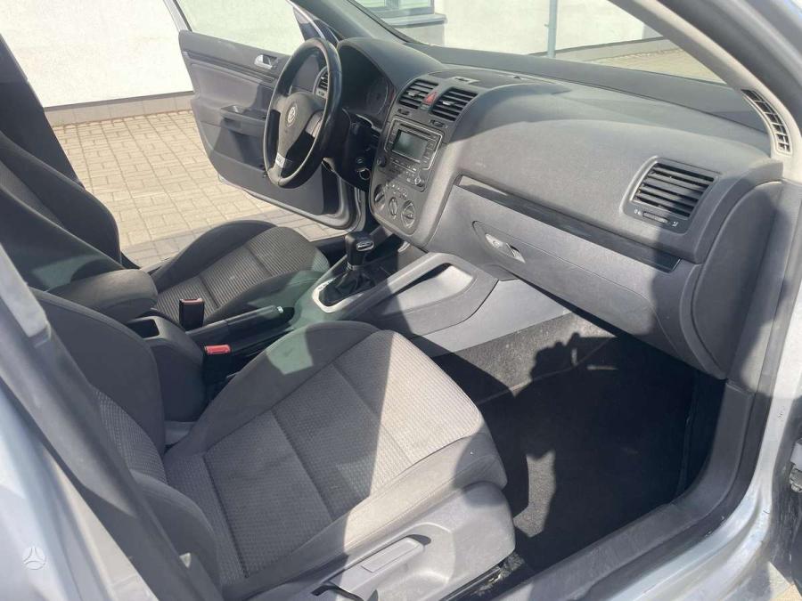 Grey Volkswagen Golf 2008 in Vilnius, with an engine capacity of 1.90 L and mileage of 321 thousand km for 2400 €, photo 14 on AUTOMOTO.COM.LV
