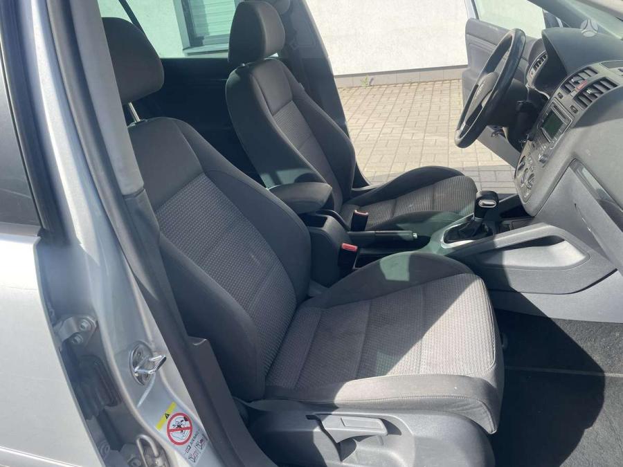 Grey Volkswagen Golf 2008 in Vilnius, with an engine capacity of 1.90 L and mileage of 321 thousand km for 2400 €, photo 15 on AUTOMOTO.COM.LV
