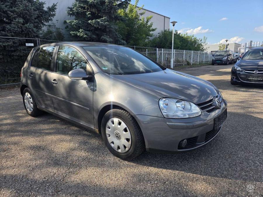 Pelēks Volkswagen Golf 2008 Marijampole, ar dzinēja tilpumu 1.60 L un nobraukumu 243 tūkst. km par 2500 €, foto 3 vietnē AUTOMOTO.COM.LV