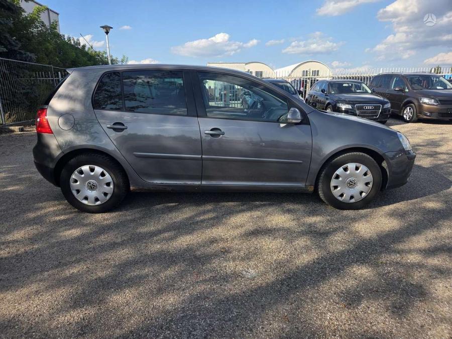 Pelēks Volkswagen Golf 2008 Marijampole, ar dzinēja tilpumu 1.60 L un nobraukumu 243 tūkst. km par 2500 €, foto 4 vietnē AUTOMOTO.COM.LV