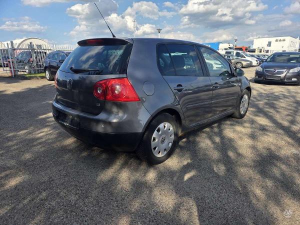 Pelēks Volkswagen Golf 2008 Marijampole, ar dzinēja tilpumu 1.60 L un nobraukumu 243 tūkst. km par 2500 €, foto 4 vietnē AUTOMOTO.COM.LV
