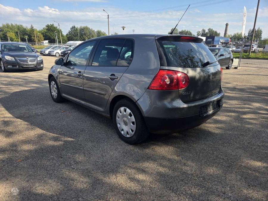 Pelēks Volkswagen Golf 2008 Marijampole, ar dzinēja tilpumu 1.60 L un nobraukumu 243 tūkst. km par 2500 €, foto 7 vietnē AUTOMOTO.COM.LV