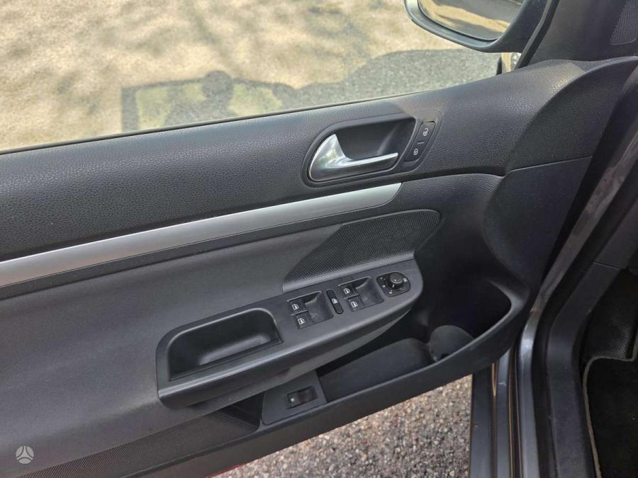 Pelēks Volkswagen Golf 2008 Marijampole, ar dzinēja tilpumu 1.60 L un nobraukumu 243 tūkst. km par 2500 €, foto 9 vietnē AUTOMOTO.COM.LV