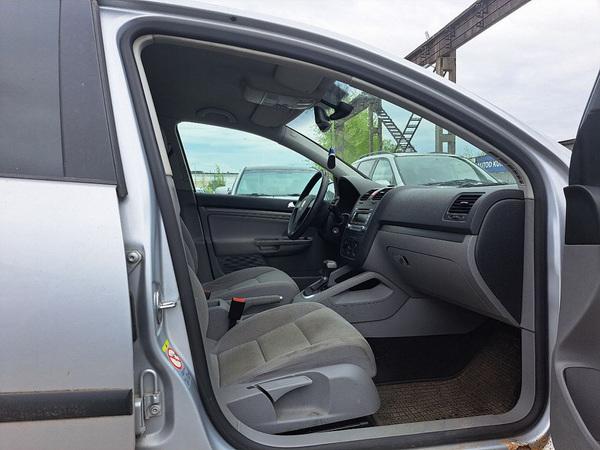 Grey Volkswagen Golf 2008 in Tallinn, with an engine capacity of 1.60 L and mileage of 215 thousand km for 399 €, photo 6 on AUTOMOTO.COM.LV