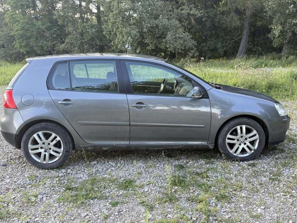 Pelēks Volkswagen Golf 2008 Viļņa, ar dzinēja tilpumu 1.90 L un nobraukumu 330 tūkst. km par 1499 €, foto 4 vietnē AUTOMOTO.COM.LV