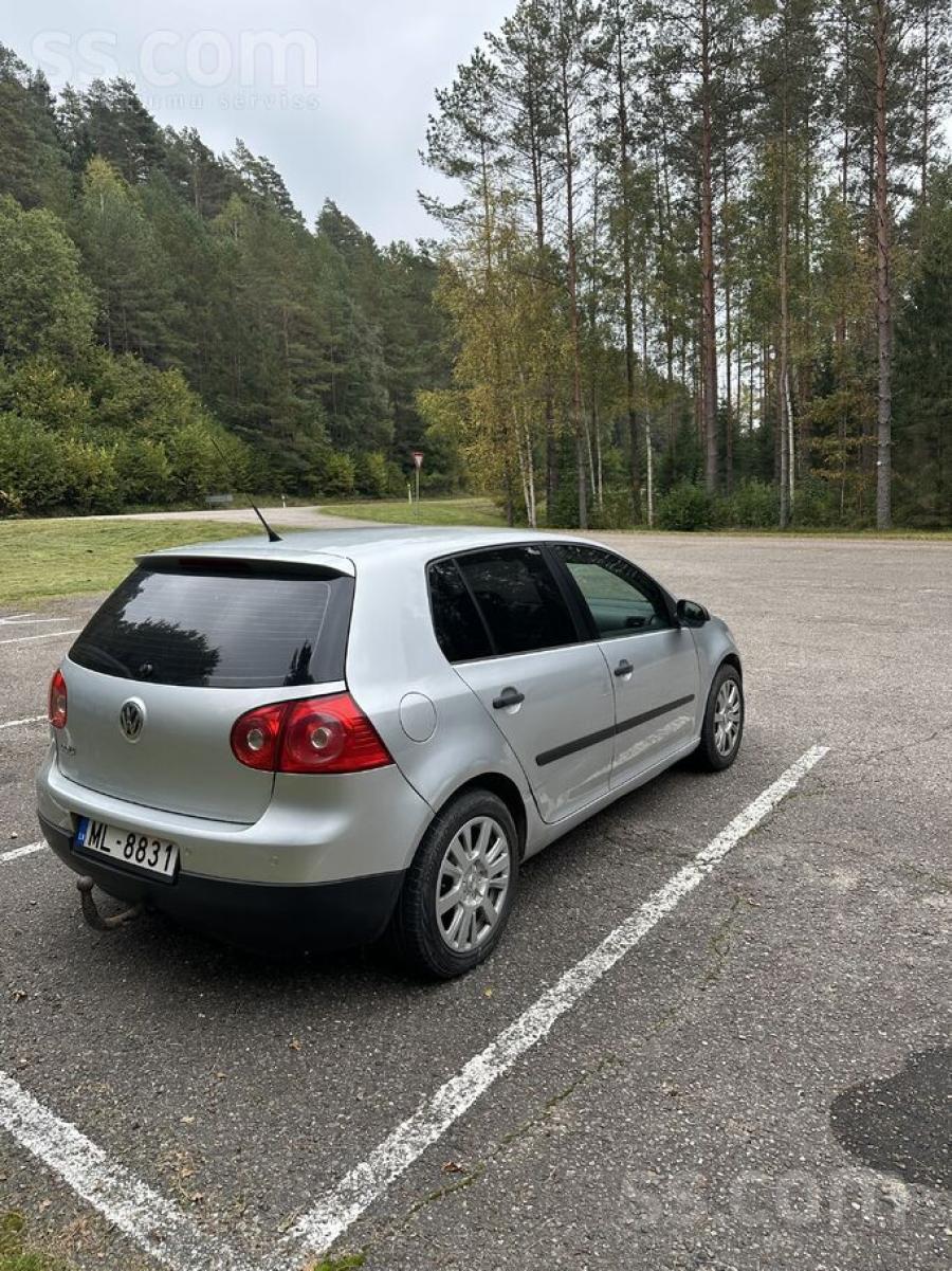 Grey Volkswagen Golf 2008 in Talsi, with an engine capacity of 1.90 L and mileage of 351 thousand km for 1450 €, photo 5 on AUTOMOTO.COM.LV