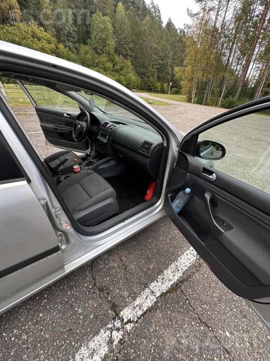Grey Volkswagen Golf 2008 in Talsi, with an engine capacity of 1.90 L and mileage of 351 thousand km for 1450 €, photo 8 on AUTOMOTO.COM.LV