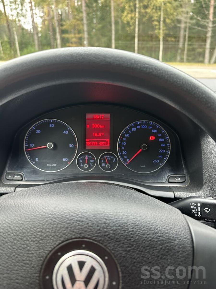 Grey Volkswagen Golf 2008 in Talsi, with an engine capacity of 1.90 L and mileage of 351 thousand km for 1450 €, photo 9 on AUTOMOTO.COM.LV
