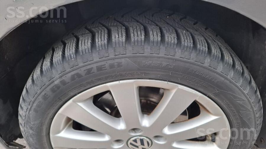Pelēks Volkswagen Golf 2009 Daugavpils, ar dzinēja tilpumu 2.00 L un nobraukumu 370 tūkst. km par 3100 €, foto 5 vietnē AUTOMOTO.COM.LV