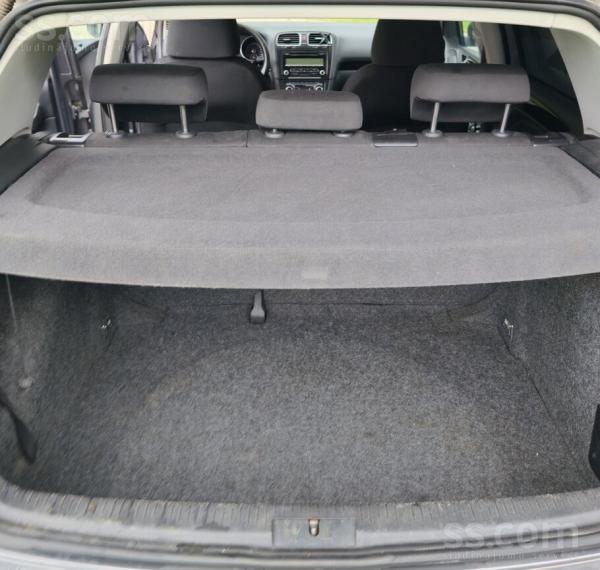 Grey Volkswagen Golf 2009 in Bauska, with an engine capacity of 2.00 L and mileage of 287 thousand km for 2900 €, photo 6 on AUTOMOTO.COM.LV