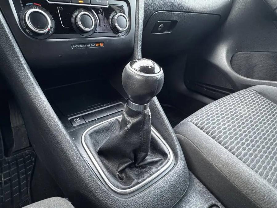 Grey Volkswagen Golf 2009 in Daugavpils, with an engine capacity of 2.00 L and mileage of 396 thousand km for 3200 €, photo 16 on AUTOMOTO.COM.LV