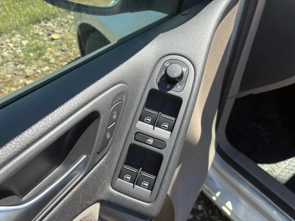 Grey Volkswagen Golf 2009 in Saldus, with an engine capacity of 2.00 L and mileage of 241 thousand km for 5400 €, photo 8 on AUTOMOTO.COM.LV