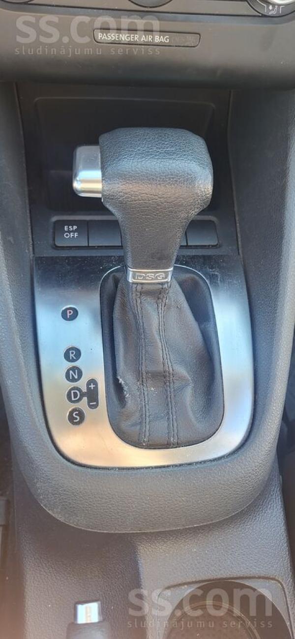 Grey Volkswagen Golf 2009 in Riga, with an engine capacity of 1.60 L and mileage of 250 thousand km for 5000 €, photo 8 on AUTOMOTO.COM.LV