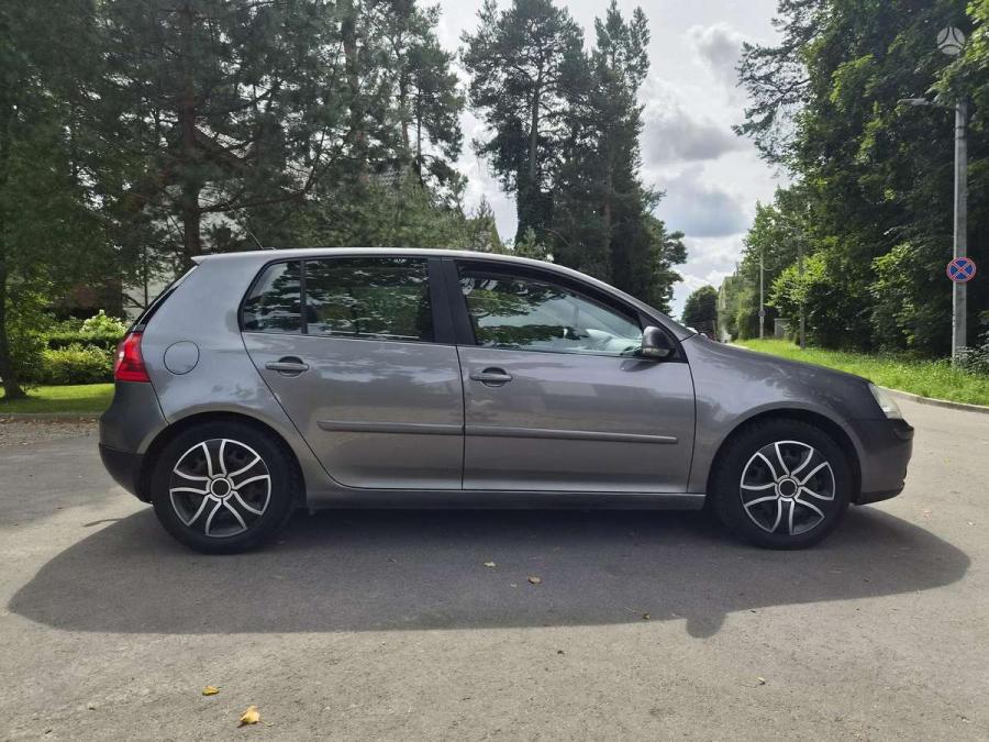 Grey Volkswagen Golf 2009 in Vilnius, with an engine capacity of 1.90 L and mileage of 296 thousand km for 1750 €, photo 7 on AUTOMOTO.COM.LV