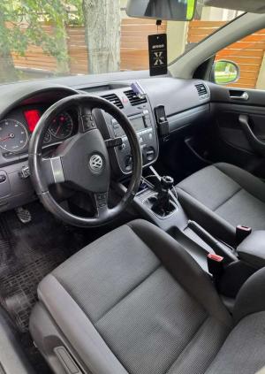 Grey Volkswagen Golf 2009 in Vilnius, with an engine capacity of 1.90 L and mileage of 296 thousand km for 1750 €, photo 13 on AUTOMOTO.COM.LV