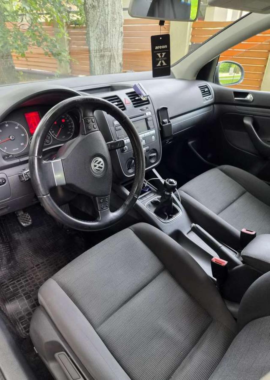 Grey Volkswagen Golf 2009 in Vilnius, with an engine capacity of 1.90 L and mileage of 296 thousand km for 1750 €, photo 13 on AUTOMOTO.COM.LV