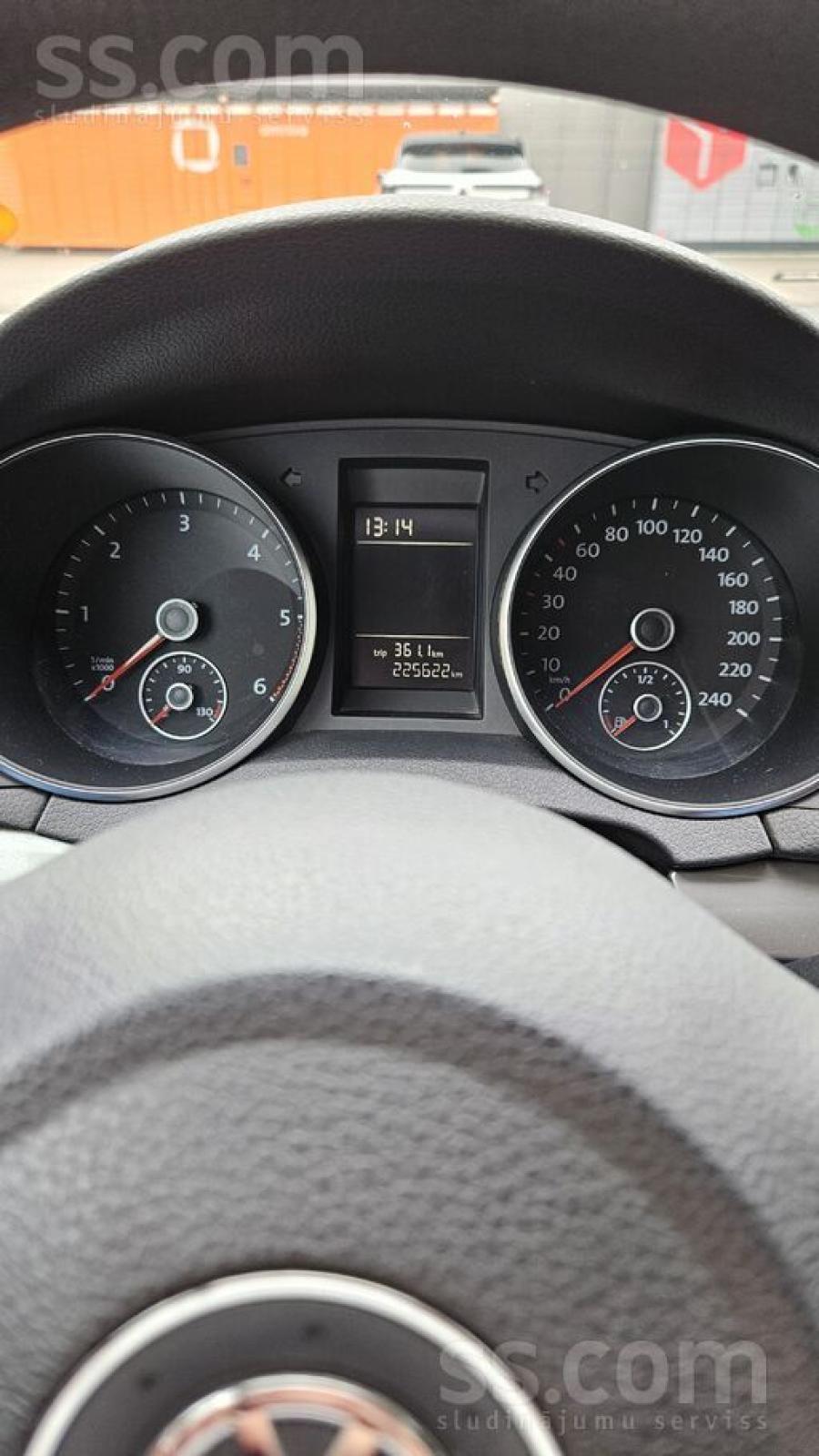Pelēks Volkswagen Golf 2009 Rīga, ar dzinēja tilpumu 1.60 L un nobraukumu 226 tūkst. km par 2400 €, foto 3 vietnē AUTOMOTO.COM.LV