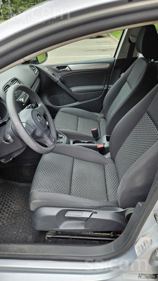 Grey Volkswagen Golf 2009 in Riga, with an engine capacity of 1.60 L and mileage of 226 thousand km for 2400 €, photo 5 on AUTOMOTO.COM.LV