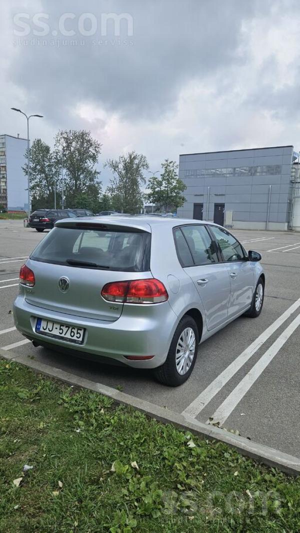 Pelēks Volkswagen Golf 2009 Rīga, ar dzinēja tilpumu 1.60 L un nobraukumu 226 tūkst. km par 2300 €, foto 5 vietnē AUTOMOTO.COM.LV