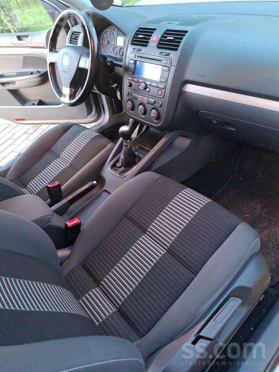 Pelēks Volkswagen Golf 2009 Tukums, ar dzinēja tilpumu 1.90 L un nobraukumu 288 tūkst. km par 2350 €, foto 4 vietnē AUTOMOTO.COM.LV