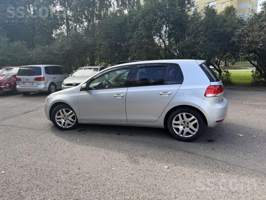 Pelēks Volkswagen Golf 2009 Rīga, ar dzinēja tilpumu 1.60 L un nobraukumu 372 tūkst. km par 2790 €, foto 1 vietnē AUTOMOTO.COM.LV