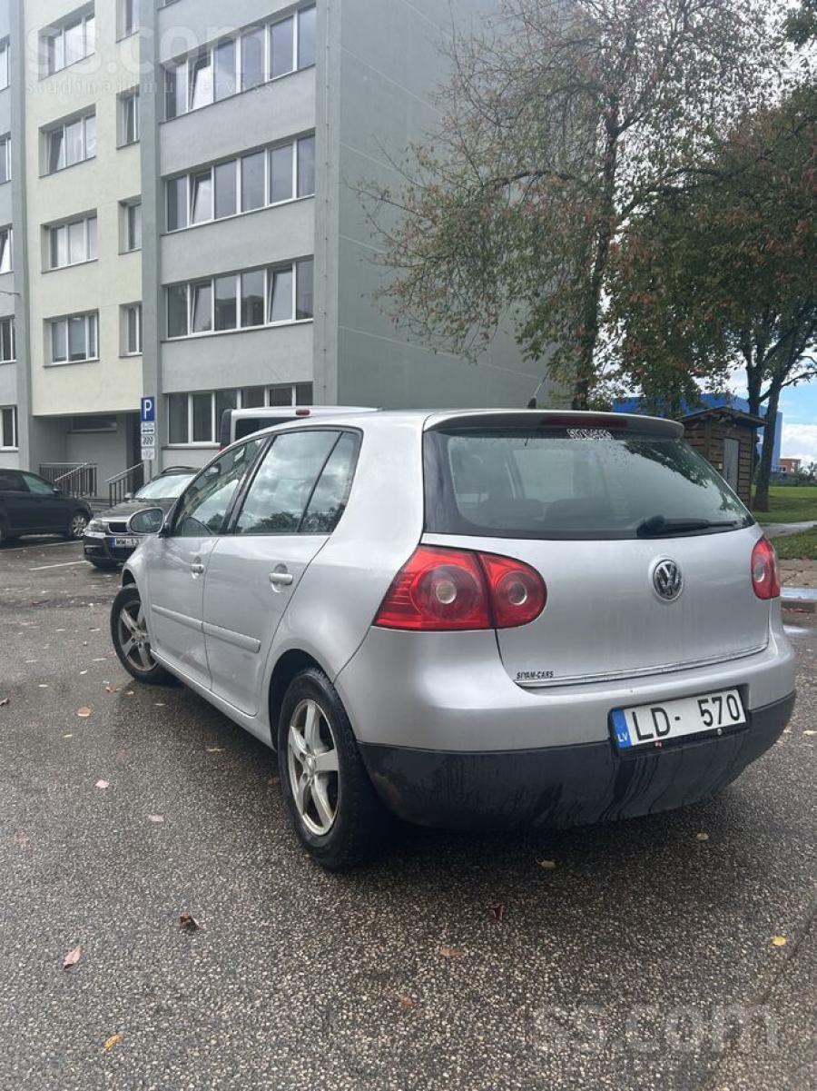 Pelēks Volkswagen Golf 2009 Rēzekne, ar dzinēja tilpumu 1.90 L un nobraukumu 257 tūkst. km par 2950 €, foto 4 vietnē AUTOMOTO.COM.LV