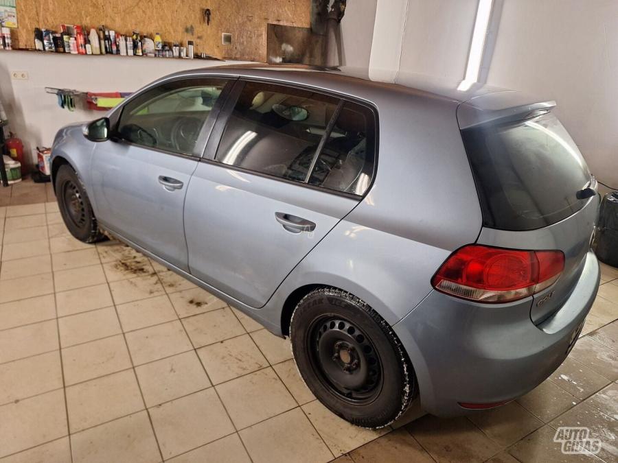 Pelēks Volkswagen Golf 2010 Telšiai, ar dzinēja tilpumu 1.40 L un nobraukumu 303 tūkst. km par 1950 €, foto 3 vietnē AUTOMOTO.COM.LV
