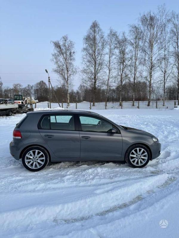 Pelēks Volkswagen Golf 2010 Panevēža, ar dzinēja tilpumu 1.60 L un nobraukumu 233 tūkst. km par 4900 €, foto 3 vietnē AUTOMOTO.COM.LV