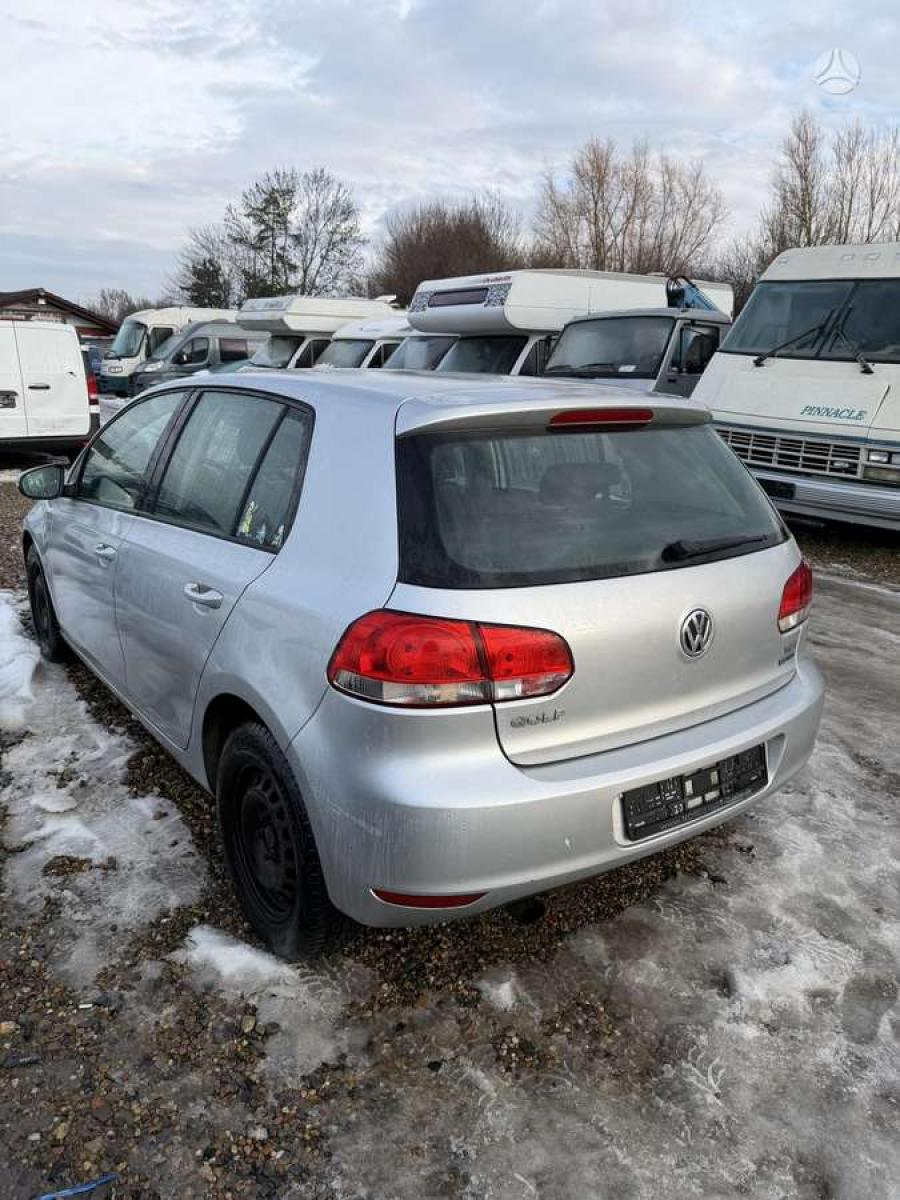 Pelēks Volkswagen Golf 2010 Panevēža, ar dzinēja tilpumu 1.60 L un nobraukumu 220 tūkst. km par 2600 €, foto 3 vietnē AUTOMOTO.COM.LV