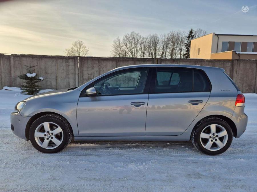 Grey Volkswagen Golf 2010 in Mazeikiai, with an engine capacity of 1.20 L and mileage of 191 thousand km for 5250 €, photo 2 on AUTOMOTO.COM.LV
