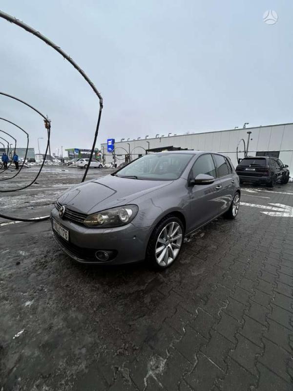 Grey Volkswagen Golf 2010 in Kaunas, with an engine capacity of 1.60 L and mileage of 263 thousand km for 4940 €, photo 1 on AUTOMOTO.COM.LV