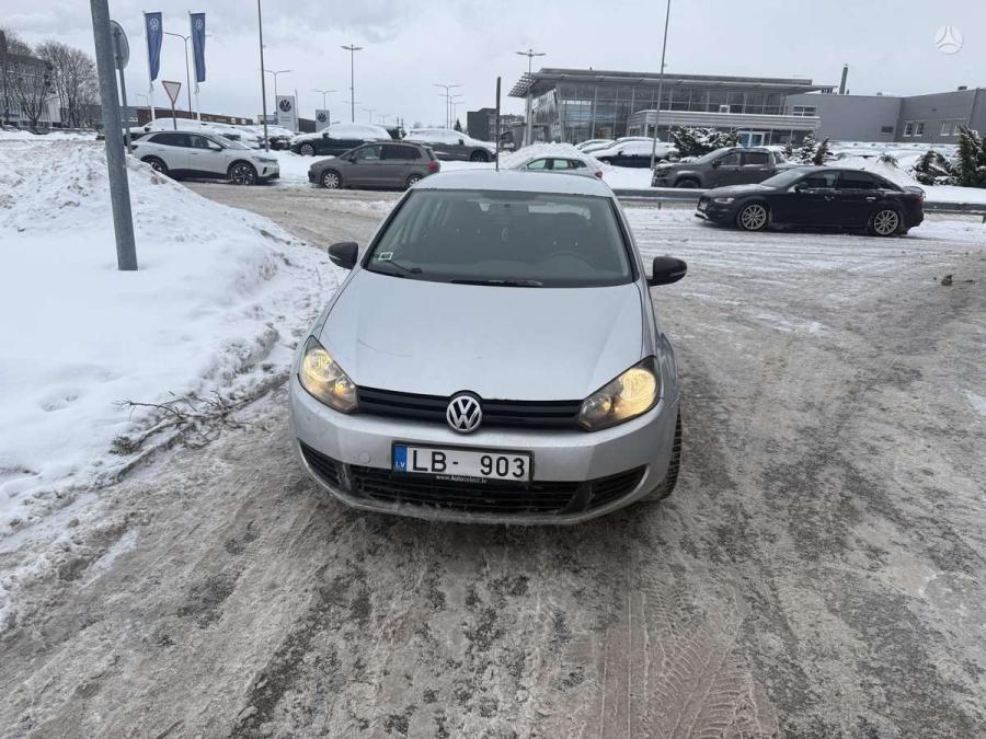 Grey Volkswagen Golf 2010 in Kaunas, with an engine capacity of 1.60 L and mileage of 331 thousand km for 3200 €, photo 1 on AUTOMOTO.COM.LV