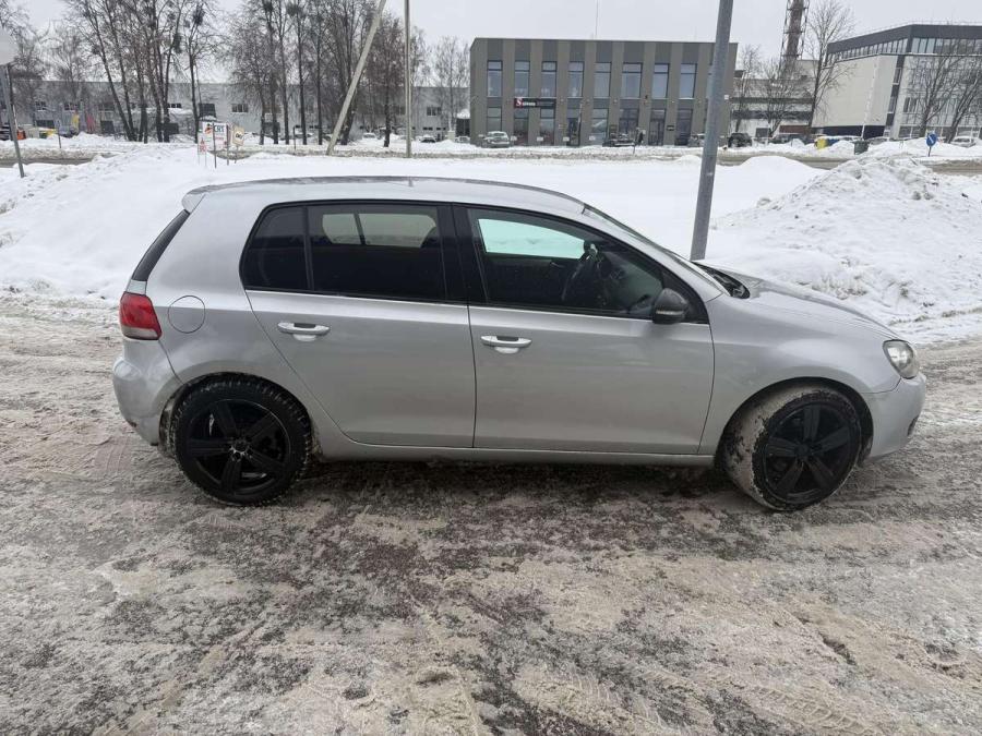Grey Volkswagen Golf 2010 in Kaunas, with an engine capacity of 1.60 L and mileage of 331 thousand km for 3200 €, photo 2 on AUTOMOTO.COM.LV