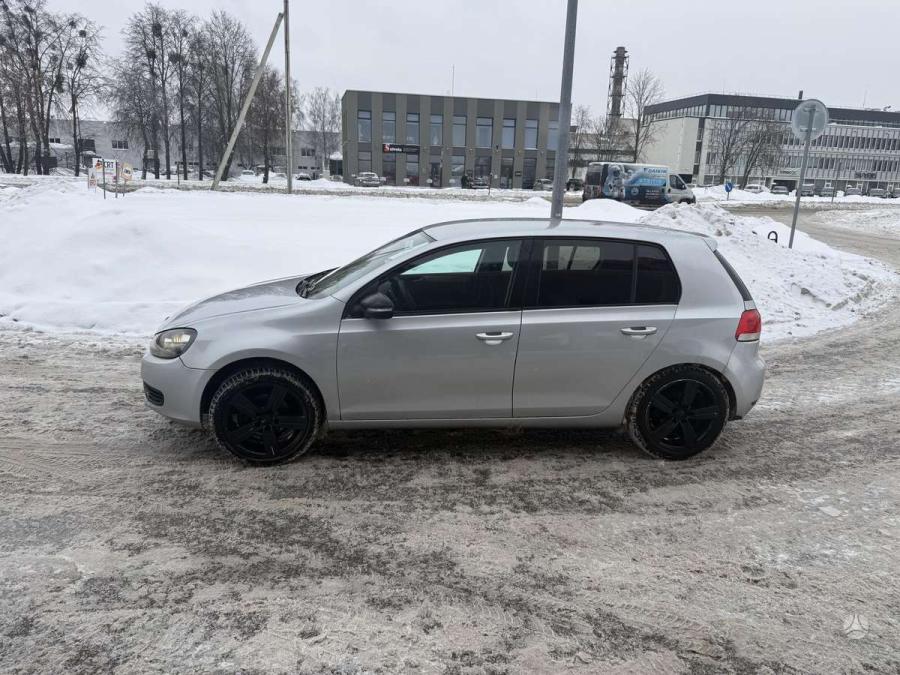 Grey Volkswagen Golf 2010 in Kaunas, with an engine capacity of 1.60 L and mileage of 331 thousand km for 3200 €, photo 9 on AUTOMOTO.COM.LV