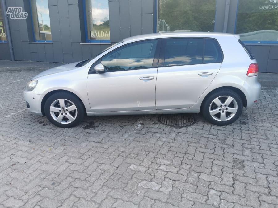 Pelēks Volkswagen Golf 2010 Viļņa, ar dzinēja tilpumu 1.40 L un nobraukumu 120 tūkst. km par 4200 €, foto 7 vietnē AUTOMOTO.COM.LV
