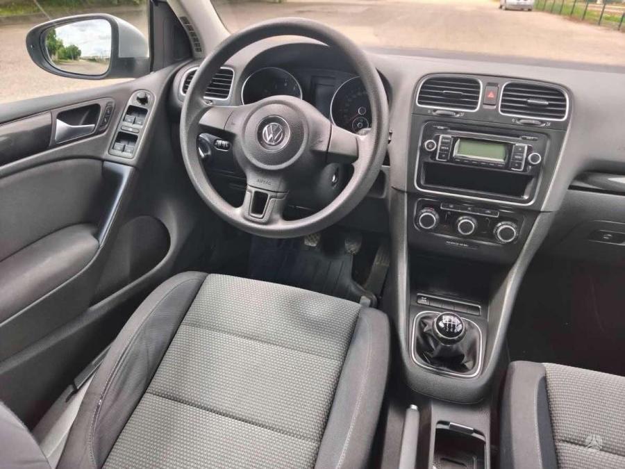 Pelēks Volkswagen Golf 2010 Šauļi, ar dzinēja tilpumu 1.20 L un nobraukumu 155 tūkst. km par 3000 €, foto 16 vietnē AUTOMOTO.COM.LV