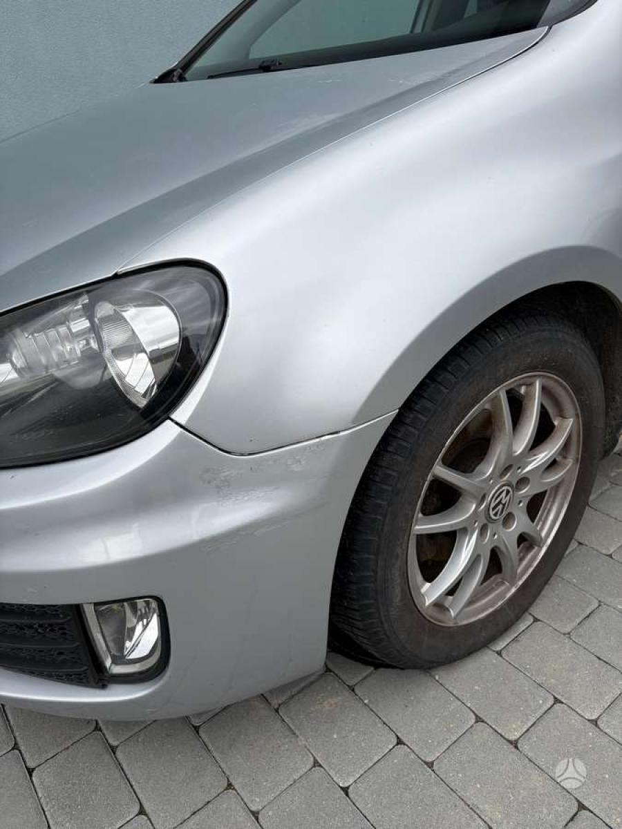 Pelēks Volkswagen Golf 2010 Viļņa, ar dzinēja tilpumu 1.60 L un nobraukumu 310 tūkst. km par 3700 €, foto 4 vietnē AUTOMOTO.COM.LV