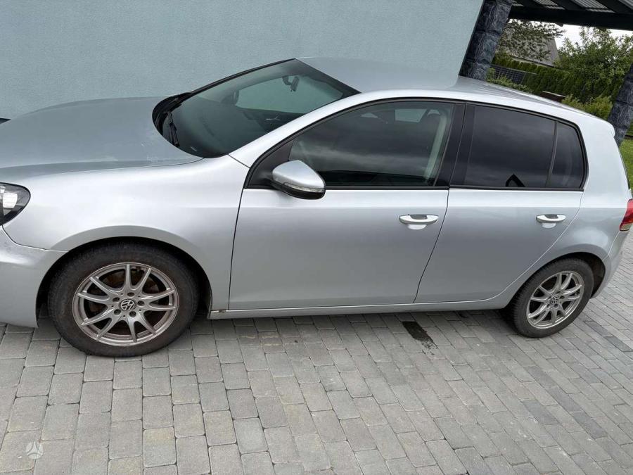 Pelēks Volkswagen Golf 2010 Viļņa, ar dzinēja tilpumu 1.60 L un nobraukumu 310 tūkst. km par 3700 €, foto 5 vietnē AUTOMOTO.COM.LV