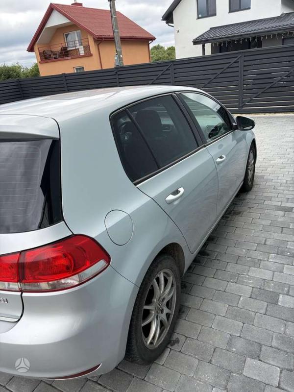 Pelēks Volkswagen Golf 2010 Viļņa, ar dzinēja tilpumu 1.60 L un nobraukumu 310 tūkst. km par 3700 €, foto 6 vietnē AUTOMOTO.COM.LV