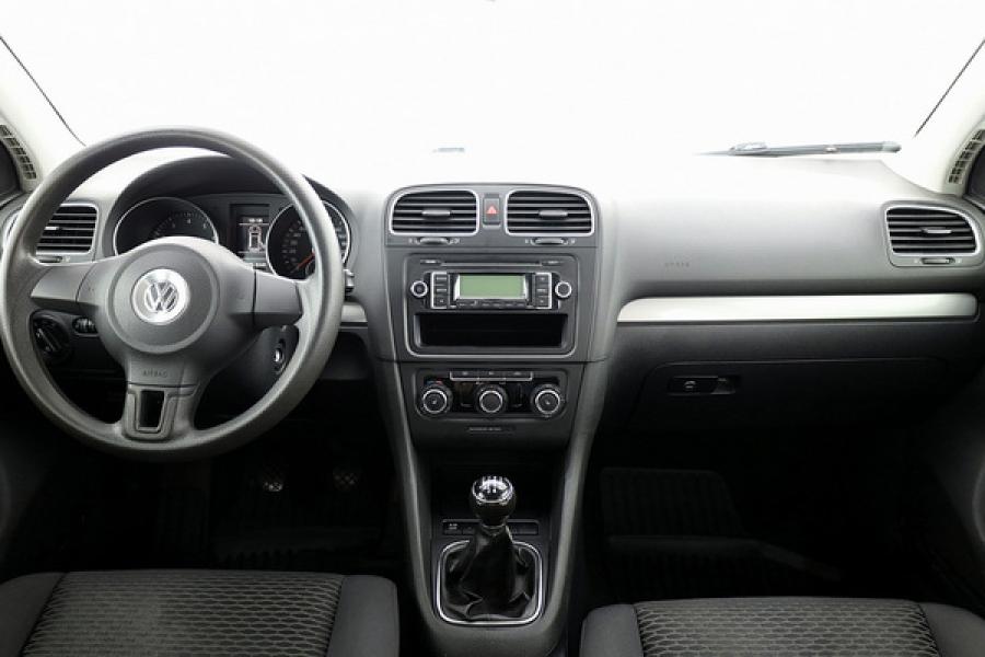 Pelēks Volkswagen Golf 2010 Tallina, ar dzinēja tilpumu 1.60 L un nobraukumu 214 tūkst. km par 2099 €, foto 6 vietnē AUTOMOTO.COM.LV