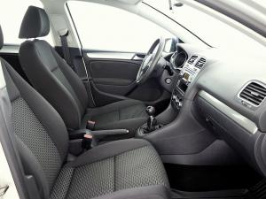 Pelēks Volkswagen Golf 2010 Tallina, ar dzinēja tilpumu 1.60 L un nobraukumu 214 tūkst. km par 2099 €, foto 14 vietnē AUTOMOTO.COM.LV