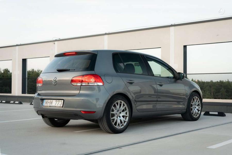 Pelēks Volkswagen Golf 2010 Viļņa, ar dzinēja tilpumu 1.60 L un nobraukumu 290 tūkst. km par 4350 €, foto 5 vietnē AUTOMOTO.COM.LV