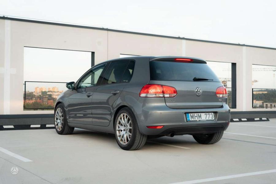 Pelēks Volkswagen Golf 2010 Viļņa, ar dzinēja tilpumu 1.60 L un nobraukumu 290 tūkst. km par 4350 €, foto 6 vietnē AUTOMOTO.COM.LV