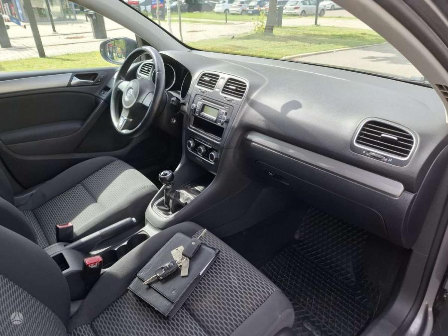Pelēks Volkswagen Golf 2010 Panevēža, ar dzinēja tilpumu 1.39 L un nobraukumu 252 tūkst. km par 3100 €, foto 12 vietnē AUTOMOTO.COM.LV