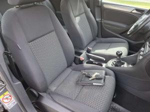 Pelēks Volkswagen Golf 2010 Panevēža, ar dzinēja tilpumu 1.39 L un nobraukumu 252 tūkst. km par 3100 €, foto 14 vietnē AUTOMOTO.COM.LV