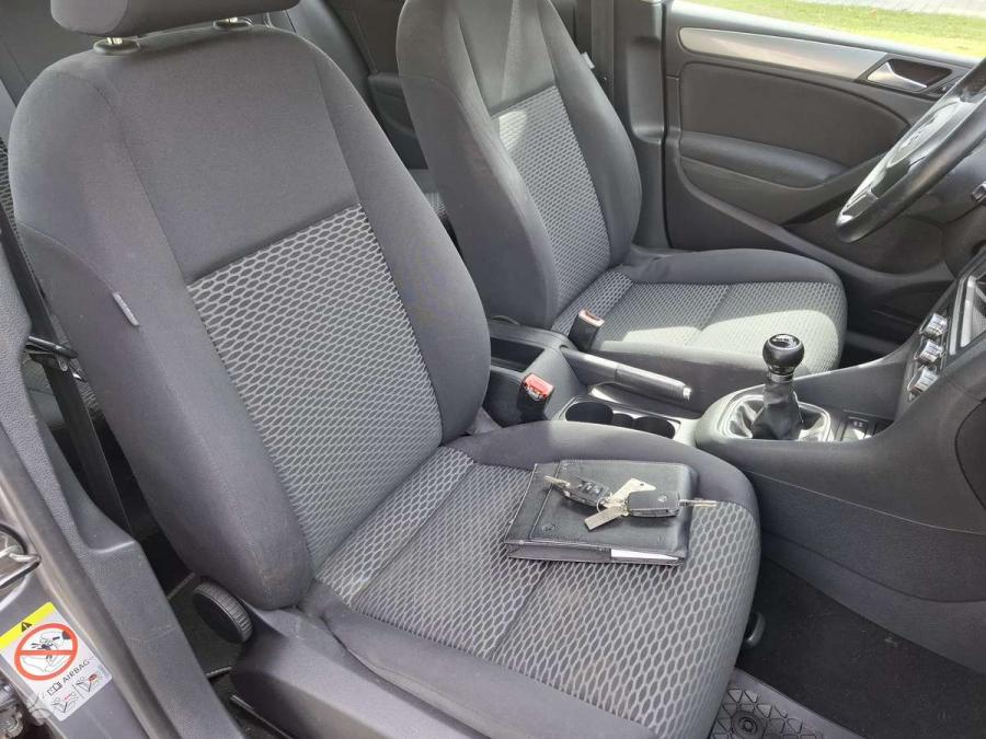 Pelēks Volkswagen Golf 2010 Panevēža, ar dzinēja tilpumu 1.39 L un nobraukumu 252 tūkst. km par 3100 €, foto 14 vietnē AUTOMOTO.COM.LV