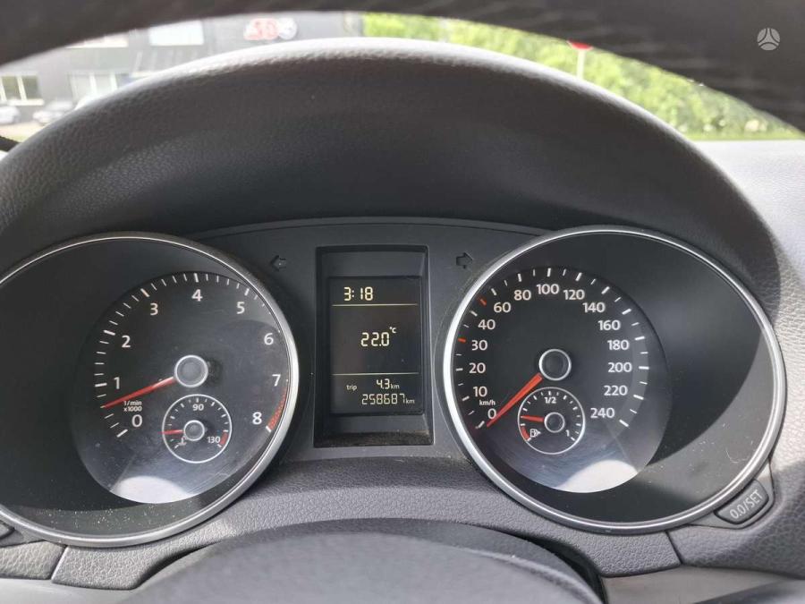 Pelēks Volkswagen Golf 2010 Panevēža, ar dzinēja tilpumu 1.39 L un nobraukumu 252 tūkst. km par 3100 €, foto 15 vietnē AUTOMOTO.COM.LV