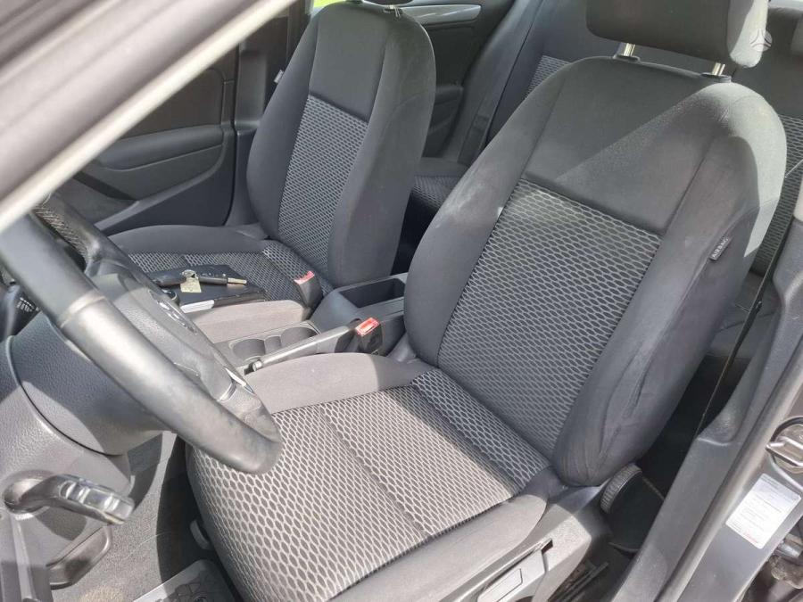 Pelēks Volkswagen Golf 2010 Panevēža, ar dzinēja tilpumu 1.39 L un nobraukumu 252 tūkst. km par 3100 €, foto 17 vietnē AUTOMOTO.COM.LV