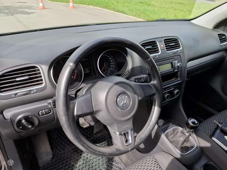 Pelēks Volkswagen Golf 2010 Panevēža, ar dzinēja tilpumu 1.39 L un nobraukumu 252 tūkst. km par 3100 €, foto 18 vietnē AUTOMOTO.COM.LV